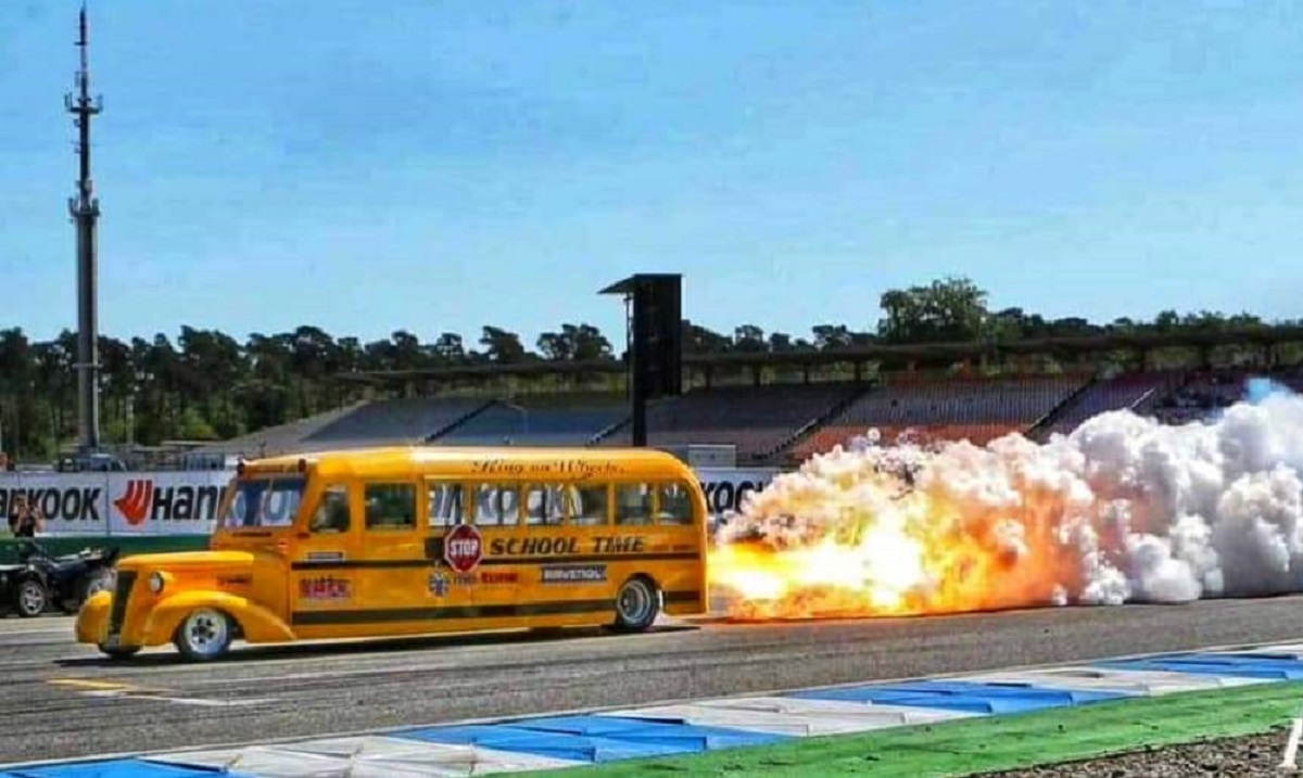 DRAG RACING: PREMIERĂ în România! School bus cu motor cu reacție de ...